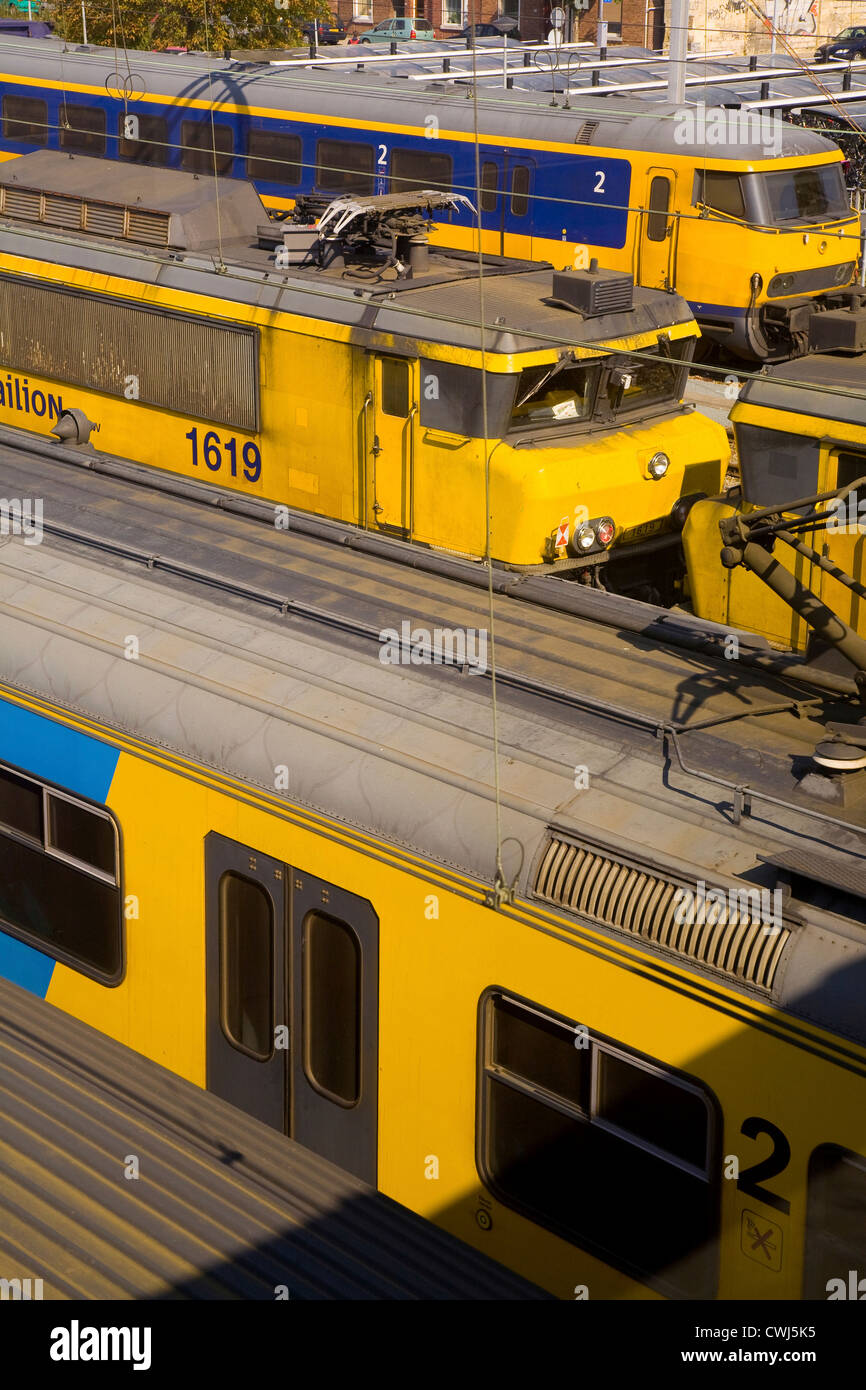 Trains in busy train station Stock Photo - Alamy