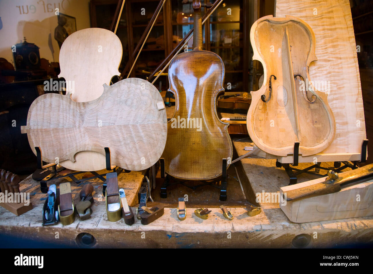 Violin and parts in violin workshop Stock Photo - Alamy