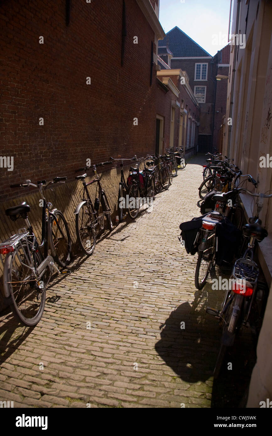 Bicycles parked in Dutch alley Stock Photo - Alamy