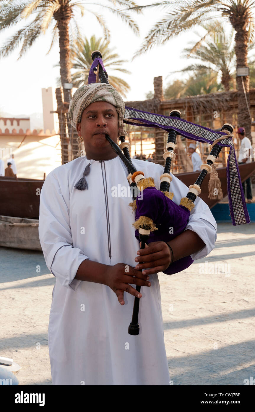 Traditional oman instrument hi-res stock photography and images - Alamy