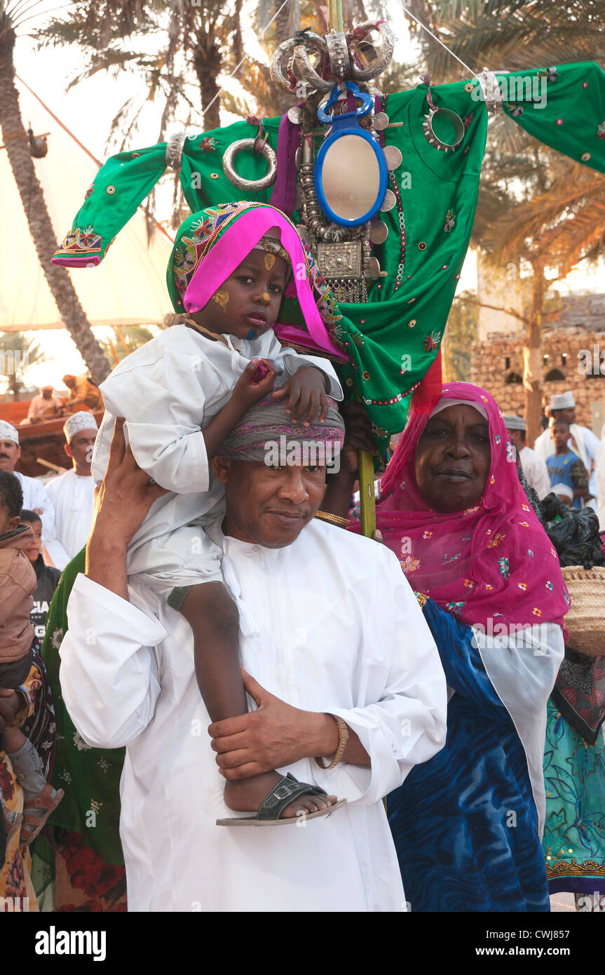Oman traditional dance hi-res stock photography and images - Alamy