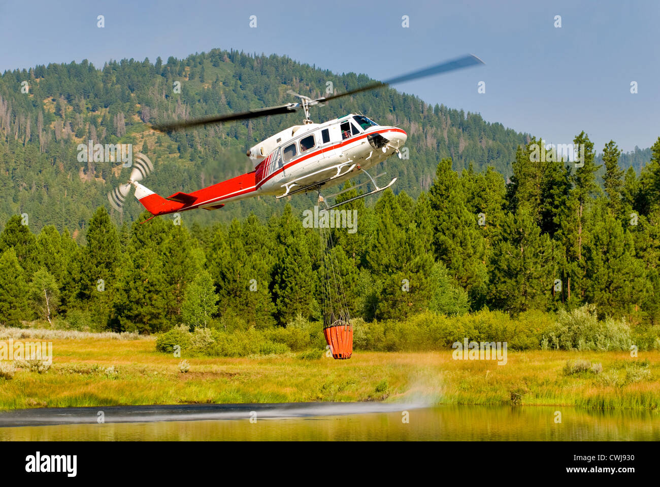Helicopter firefighter hi-res stock photography and images - Alamy