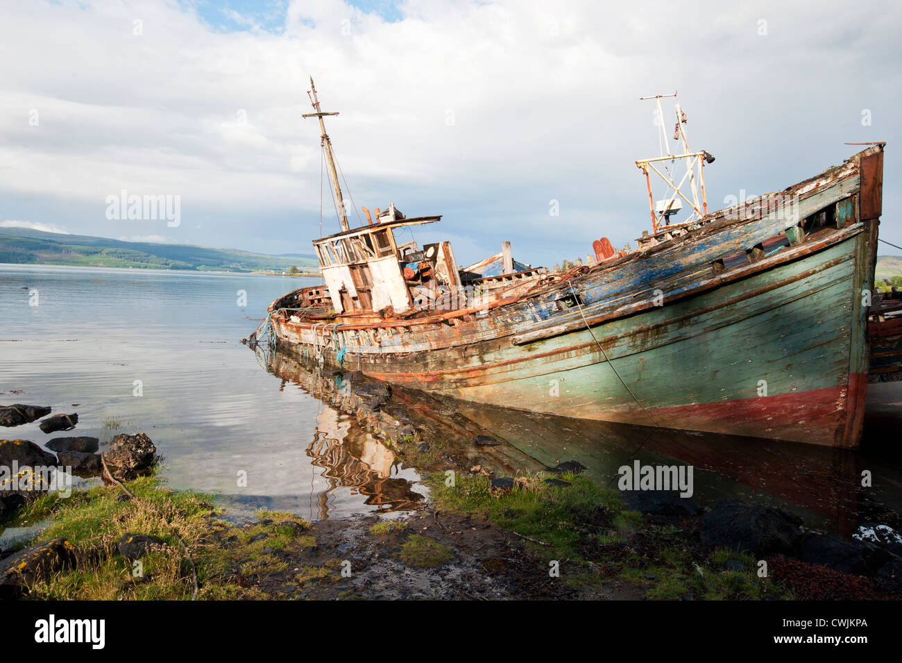 Derelict boat hi-res stock photography and images - Alamy