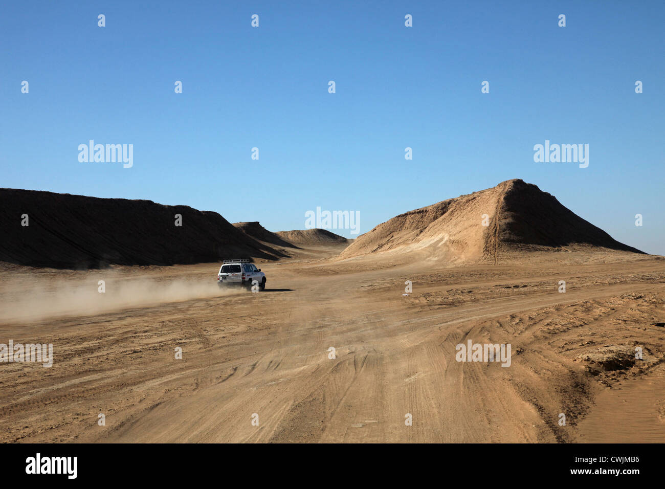 Car in desert Stock Photo - Alamy