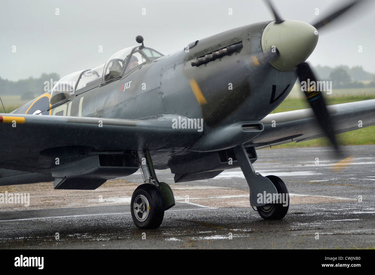 Supermarine Spitfire T9 G-FLIX ML407 engine running in the rain at ...