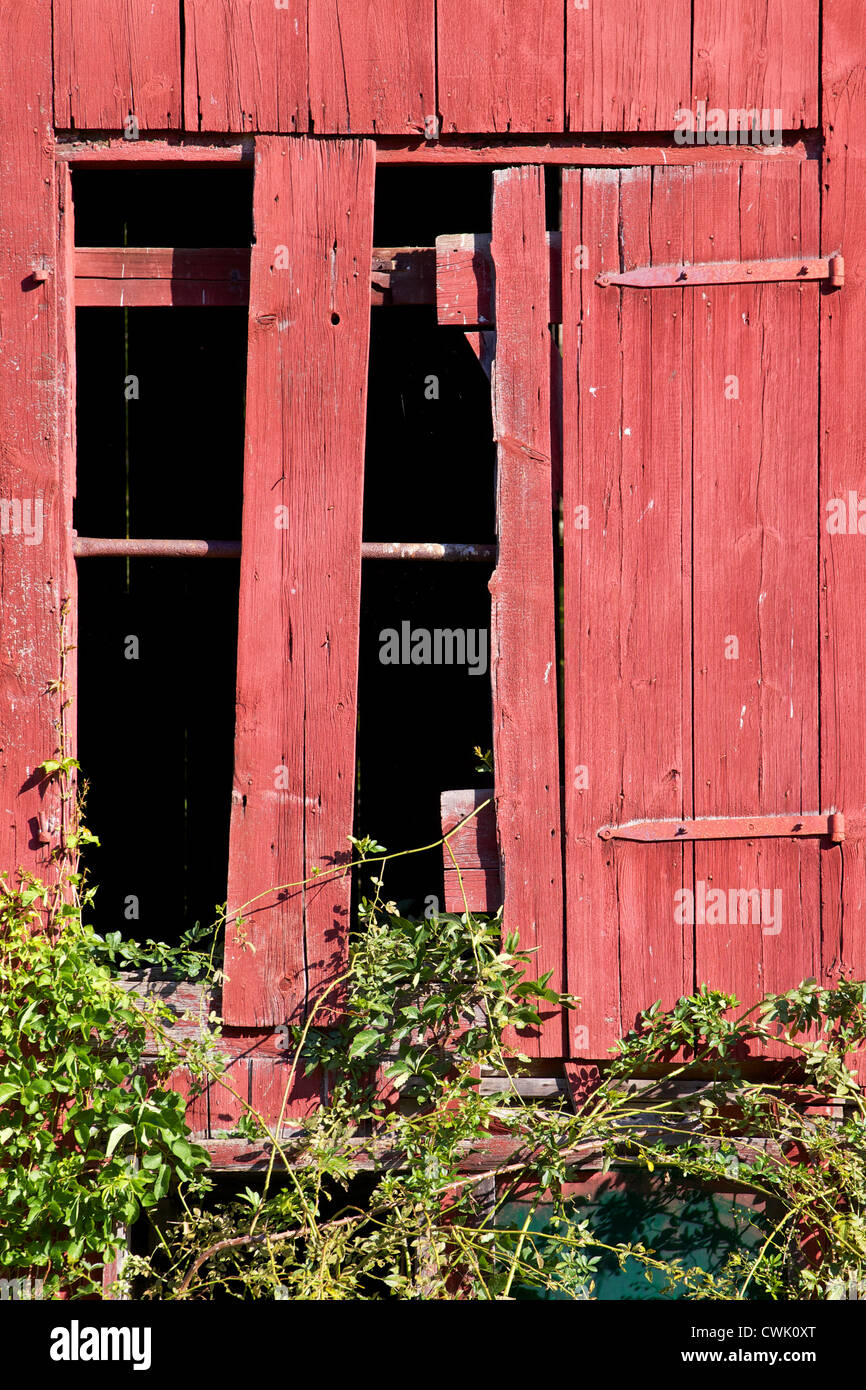 Weathered Red Broken Barn Window of New Jersey Stock Photo - Alamy