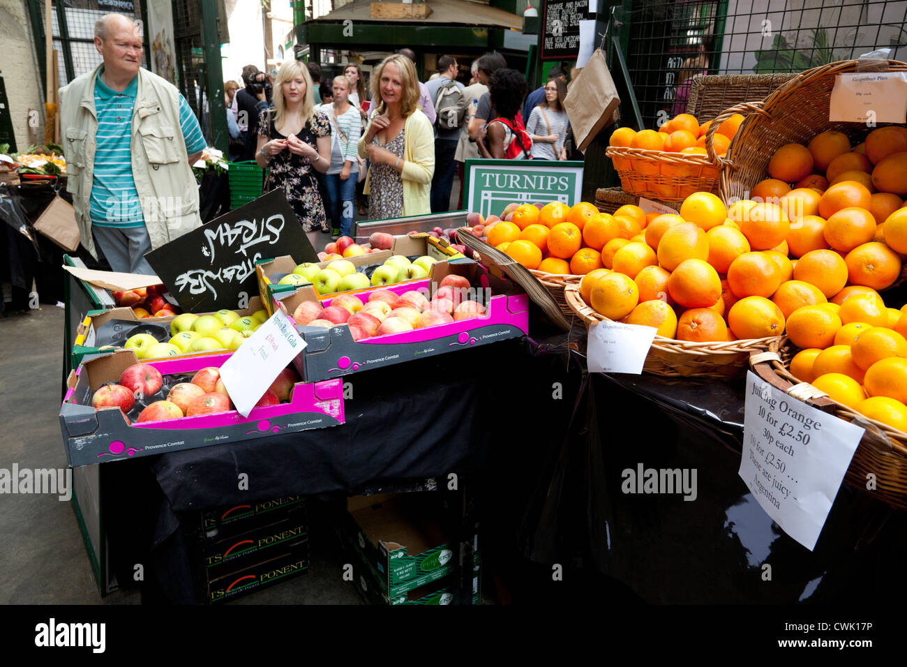 Organic fruit stall, Borough Market, London, England, UK Stock Photo ...