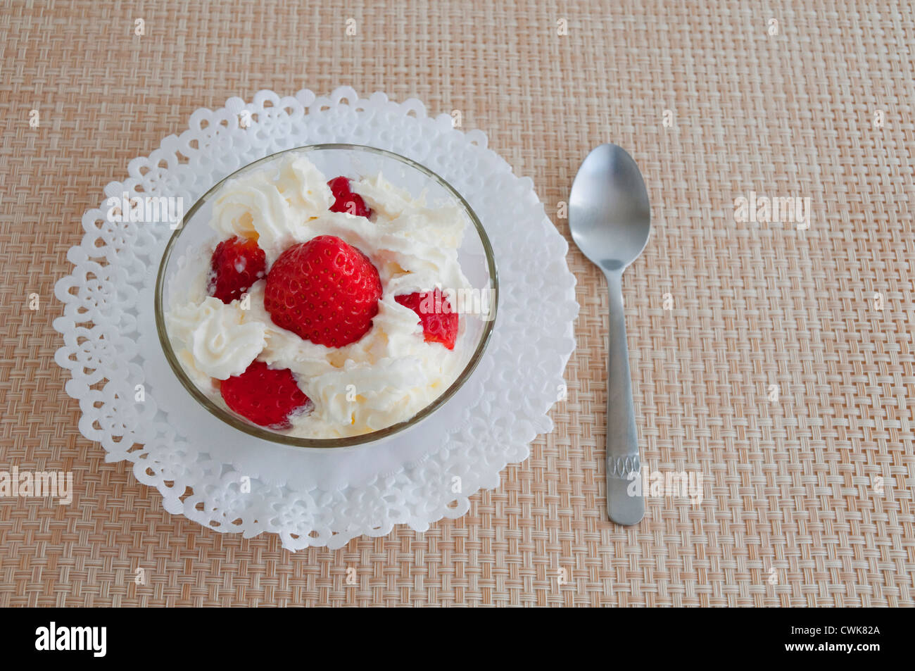Dessert: strawberries with cream Stock Photo - Alamy