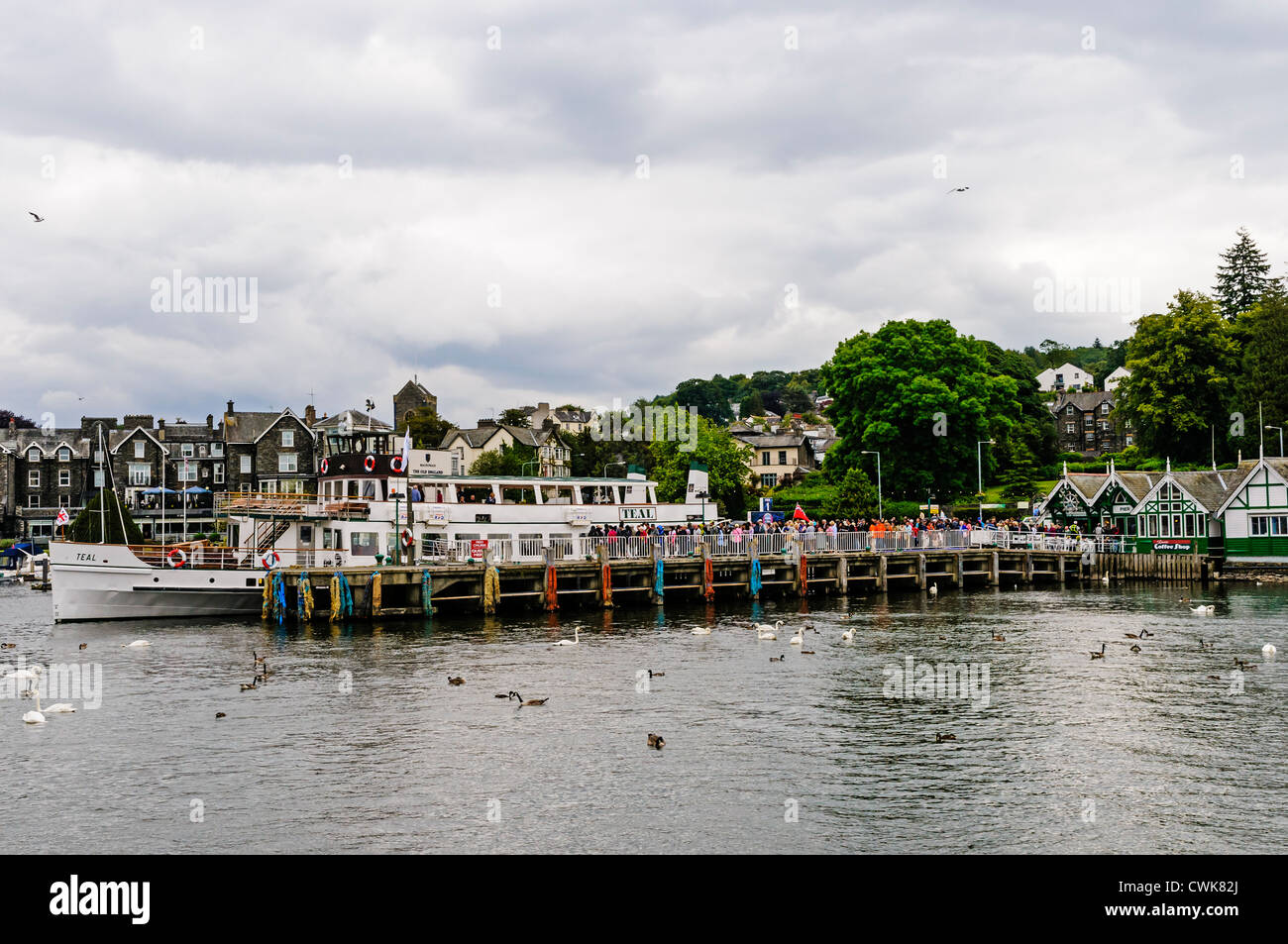 Windermere lake at bowness on windermere pier hi-res stock photography ...