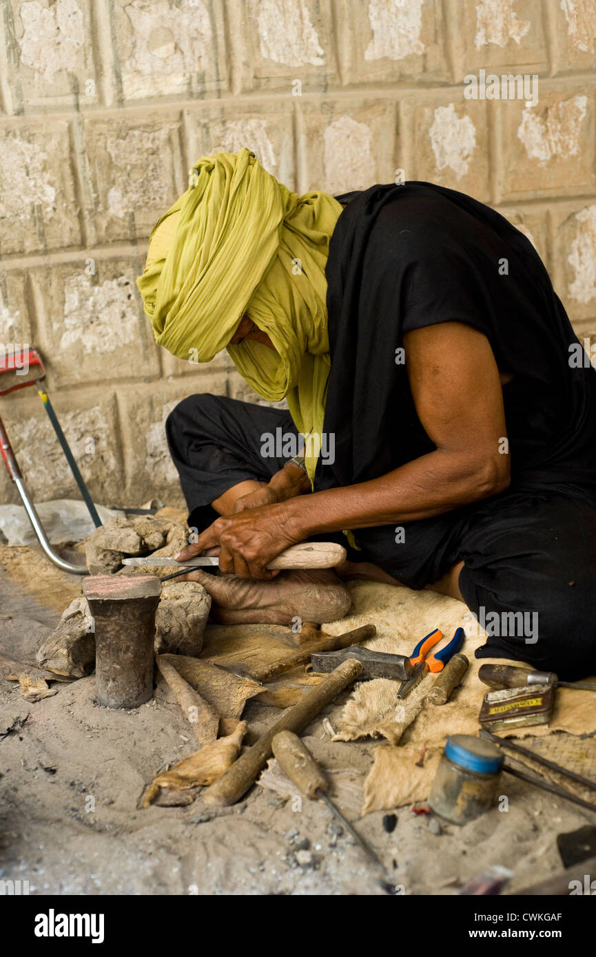 Touareg silversmith ('forgeron') in Timbuktu, Mali, West Africa Stock ...