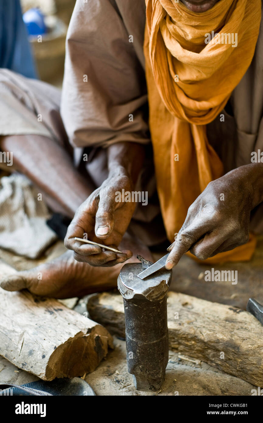 Touareg silversmith ('forgeron') in Timbuktu, Mali, West Africa Stock ...