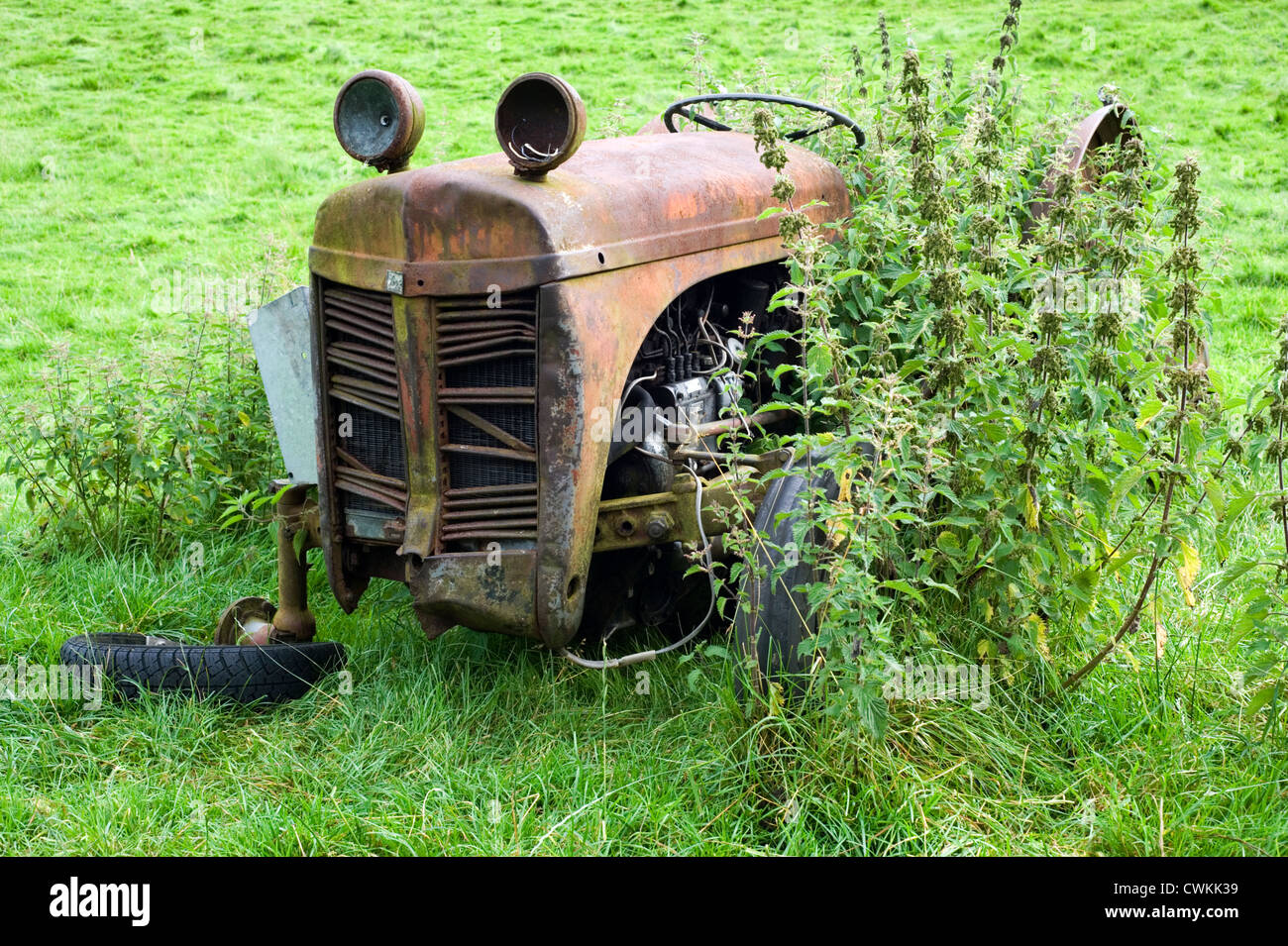 old abandoned rusting tractor in farmers field Stock Photo - Alamy