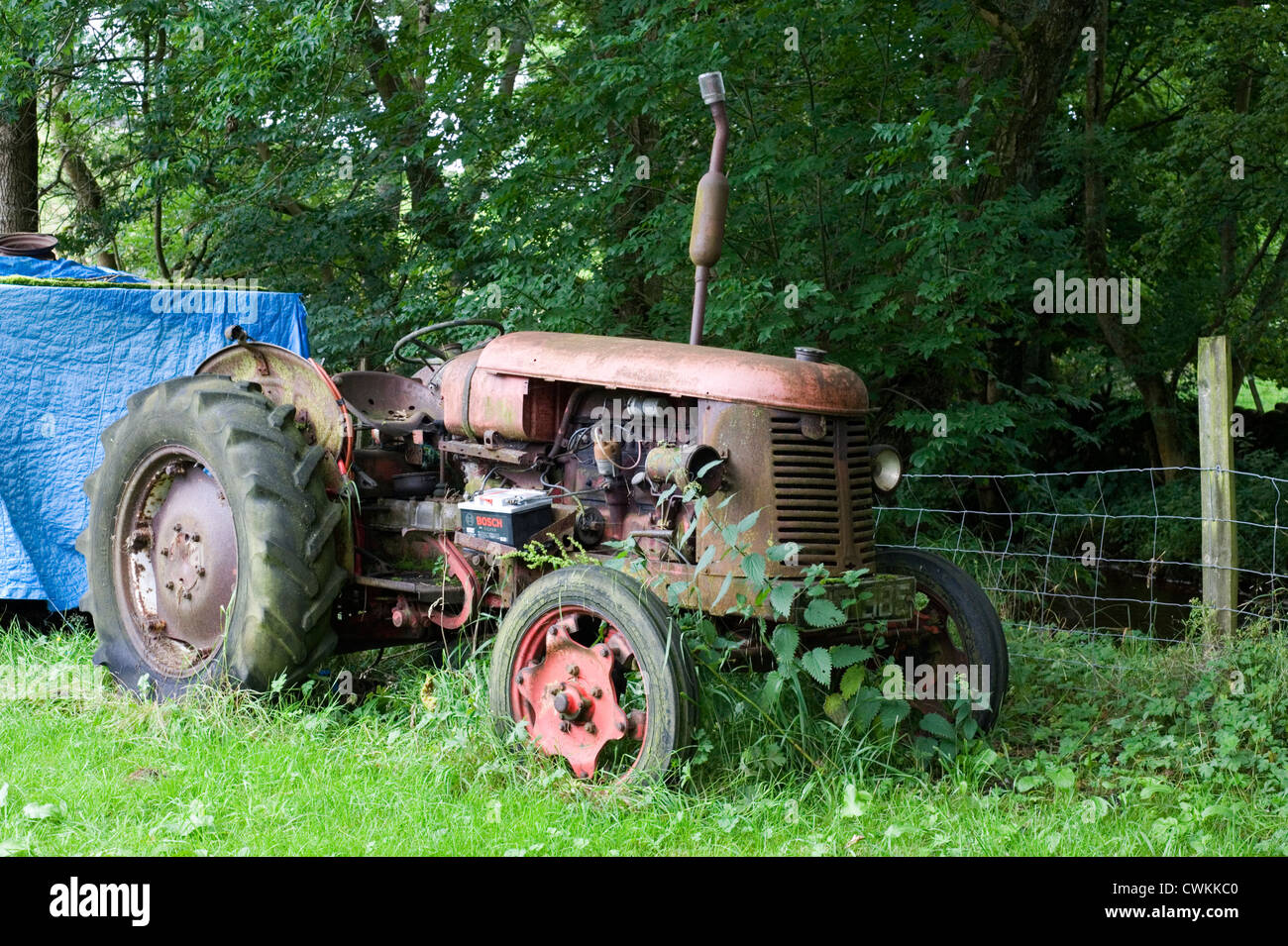 old abandoned rusting tractor in farmers field Stock Photo - Alamy