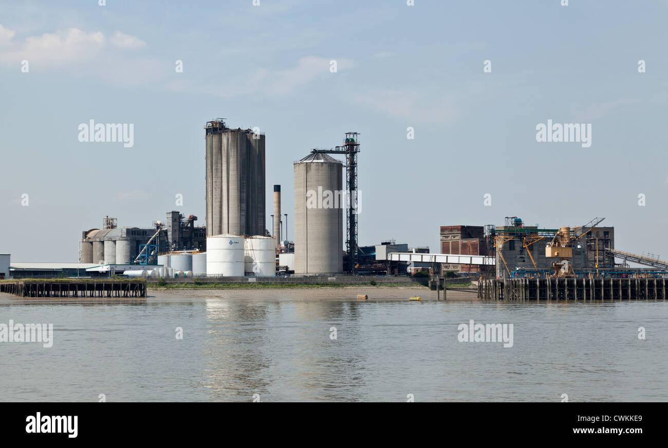 Chemical plant and factory by the River Thames near Tilbury Docks in ...