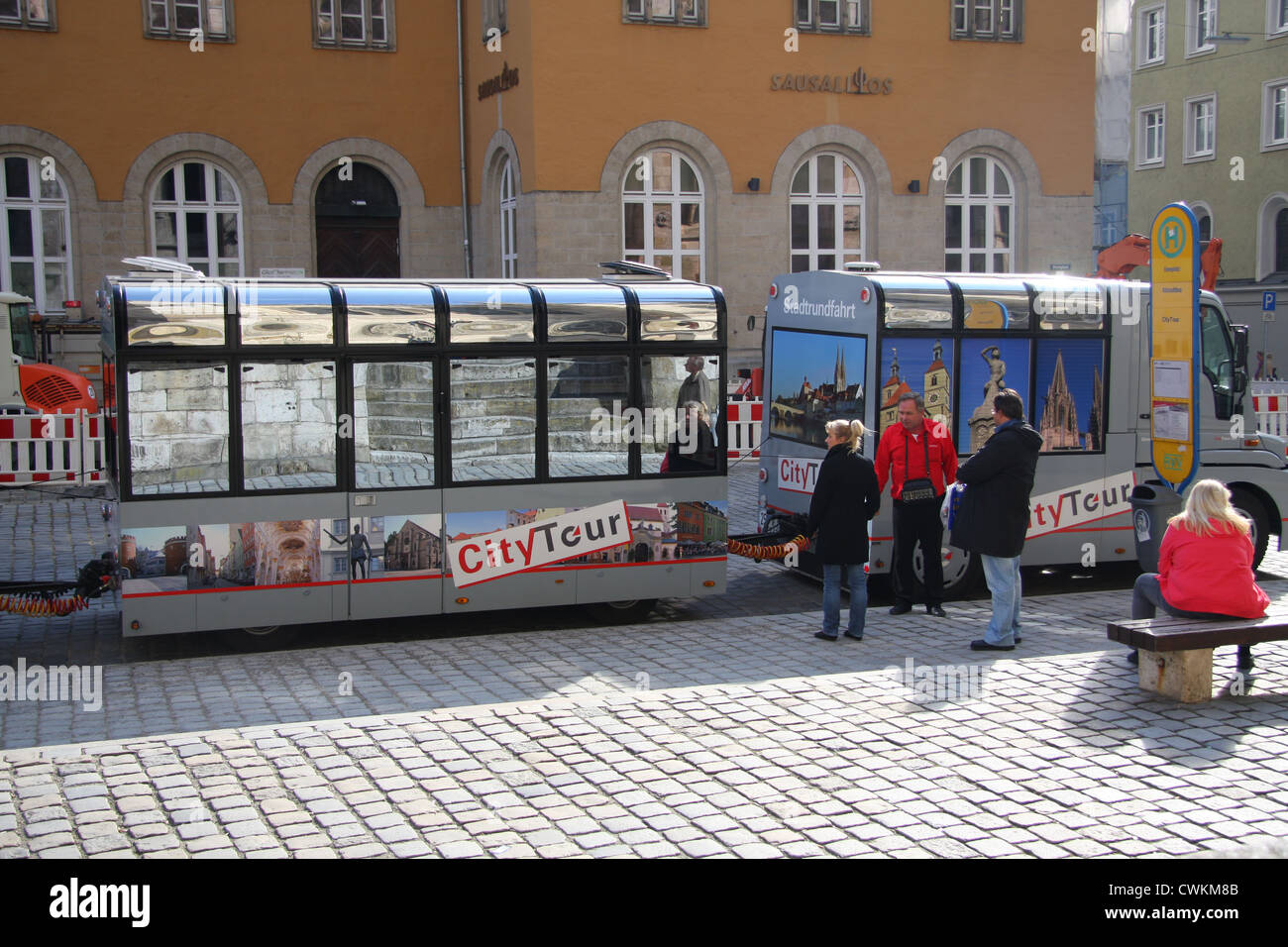 Tour bus groups hi-res stock photography and images - Alamy