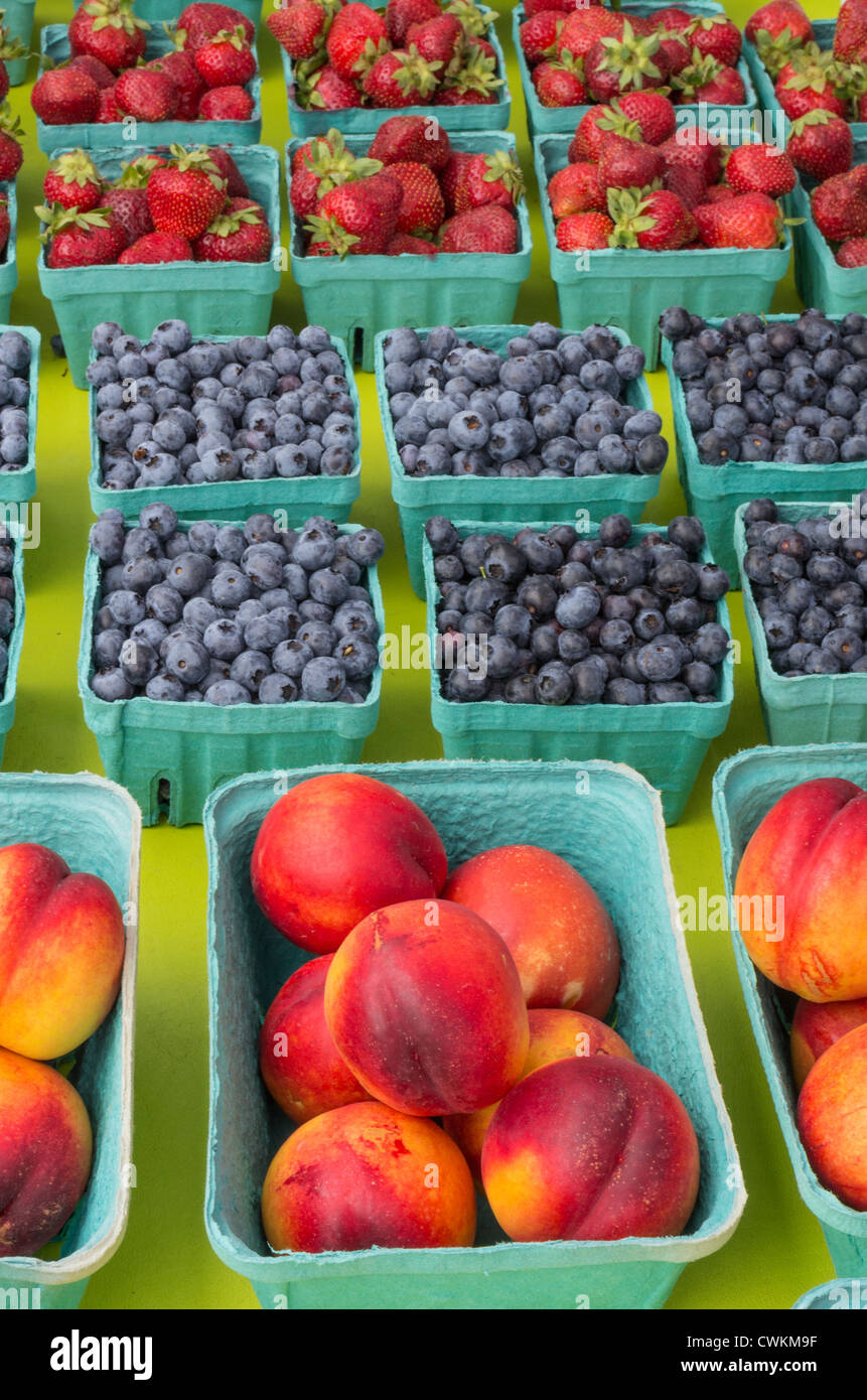 Fruit in baskets on display at the farmers market Stock Photo - Alamy