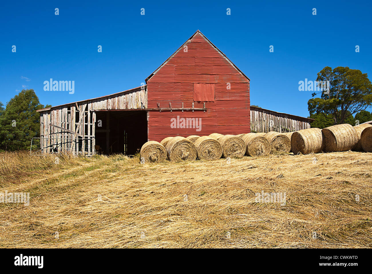 Farmyard yard barnyard barn shed hi-res stock photography and images ...