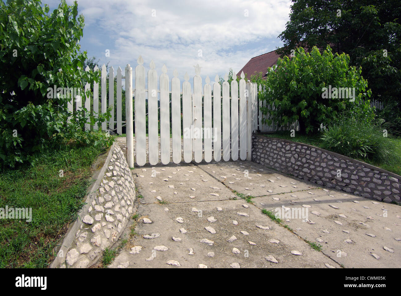 White picket garden gate hi-res stock photography and images - Alamy