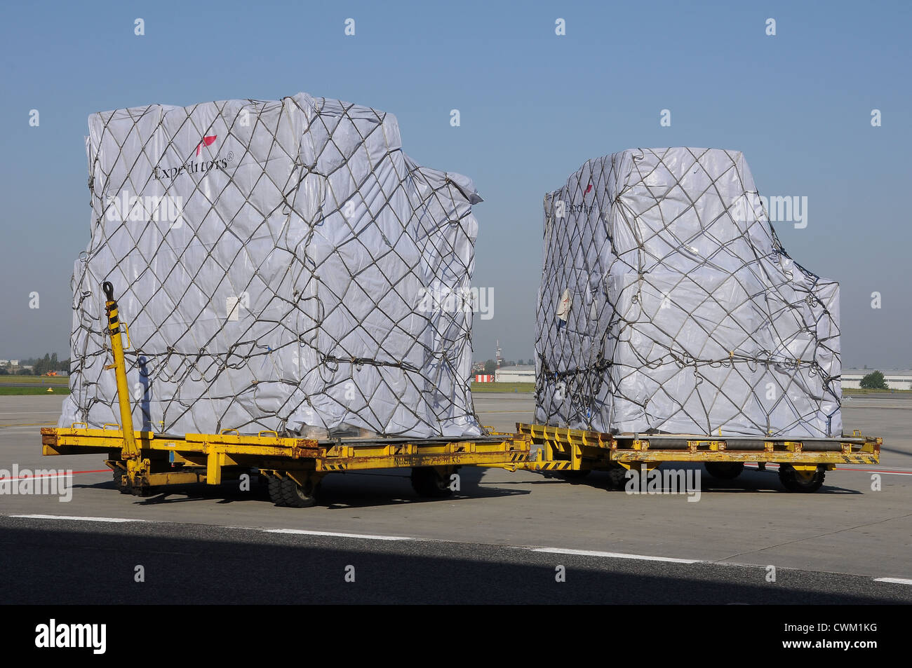 Two people cargo airport hi-res stock photography and images - Alamy