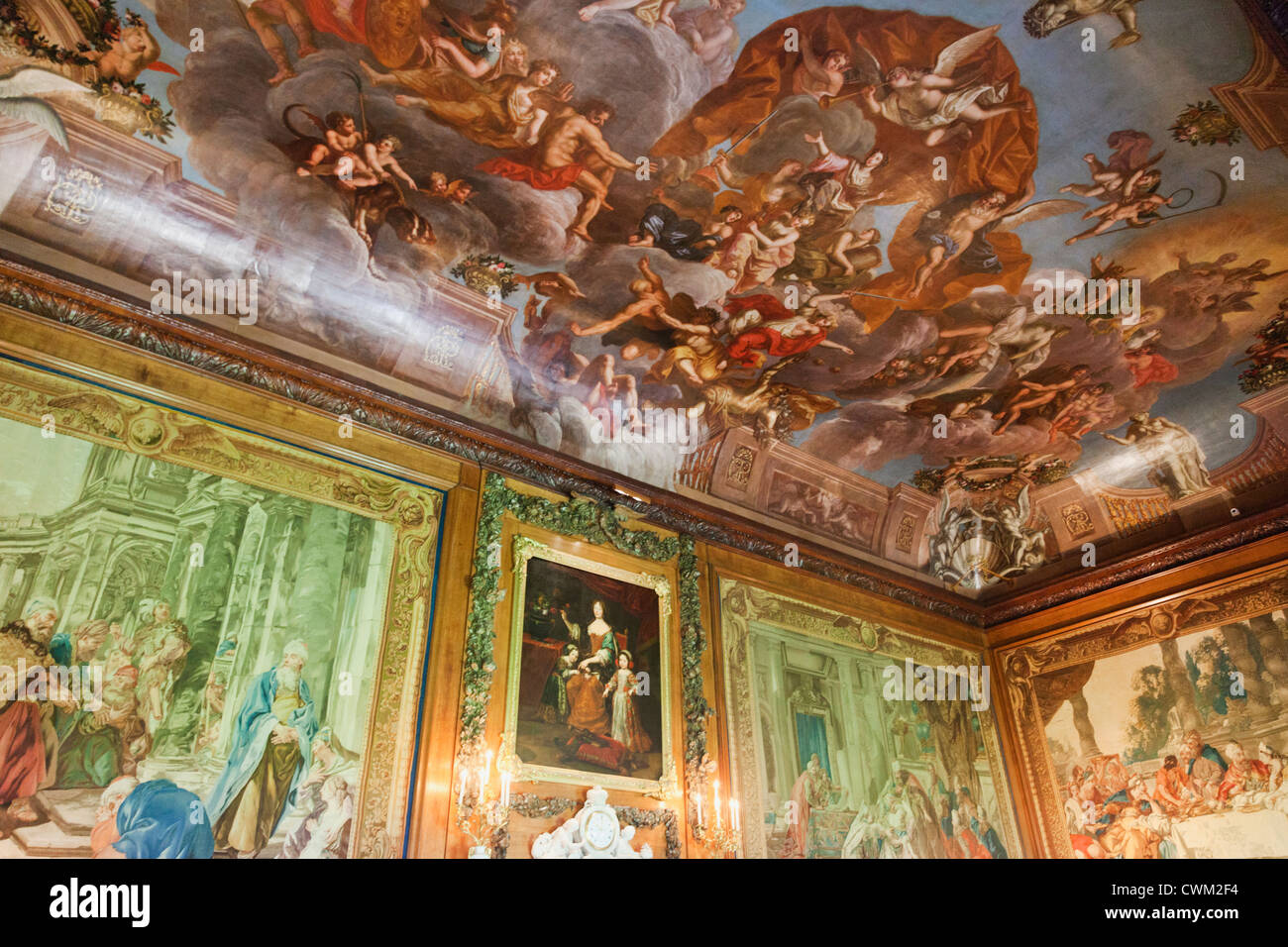 Windsor castle interior berkshire hi-res stock photography and images ...