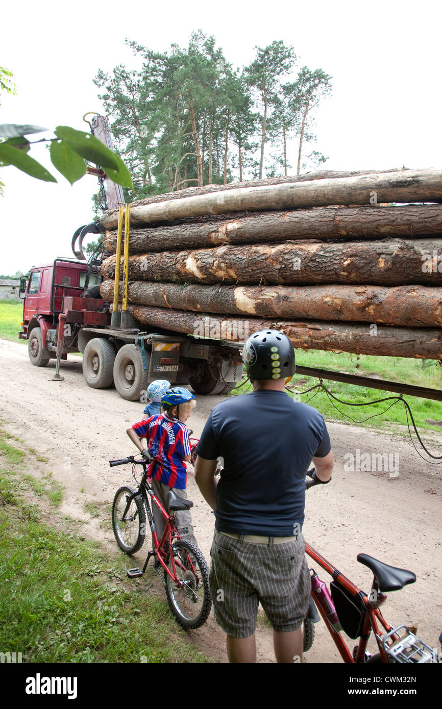 Logging truck on road hi-res stock photography and images - Alamy