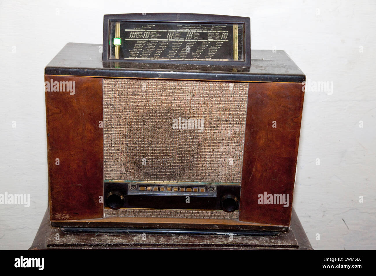 German push button radio capable of broadcast reception from around the ...