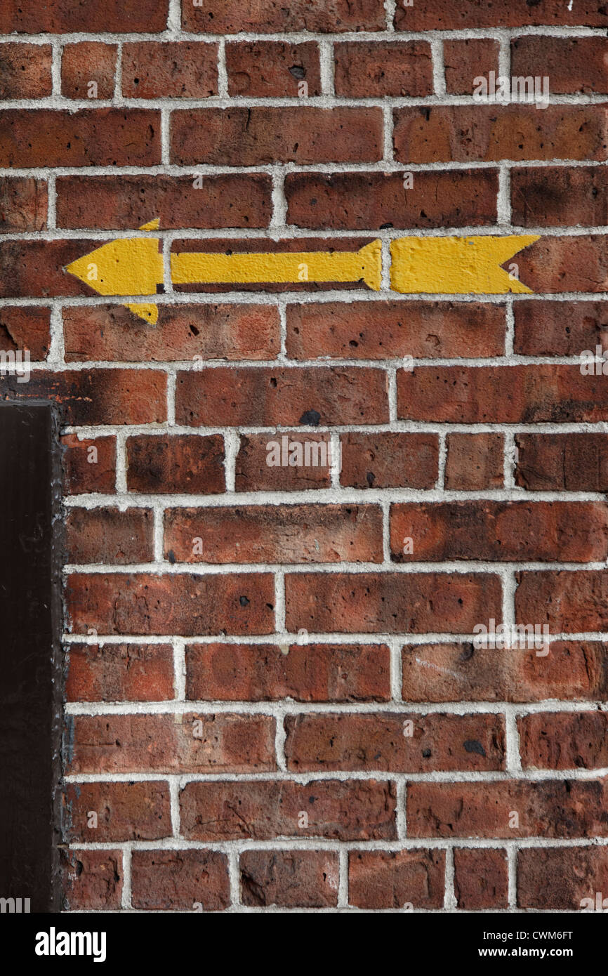Arrow sign wall hi-res stock photography and images - Alamy