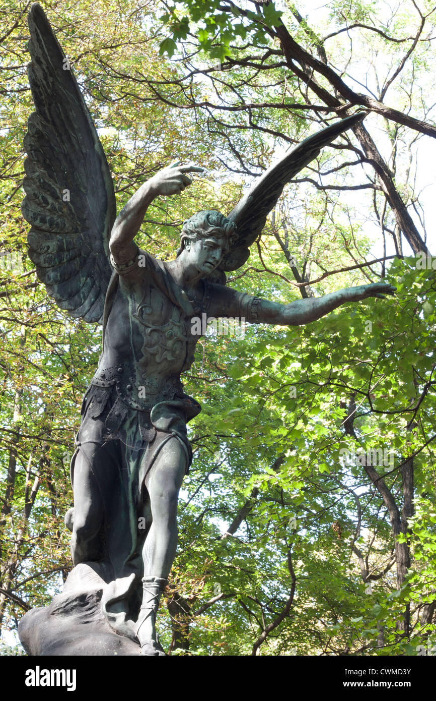 Statue of ancient angel on cemetery in Warsaw Stock Photo - Alamy