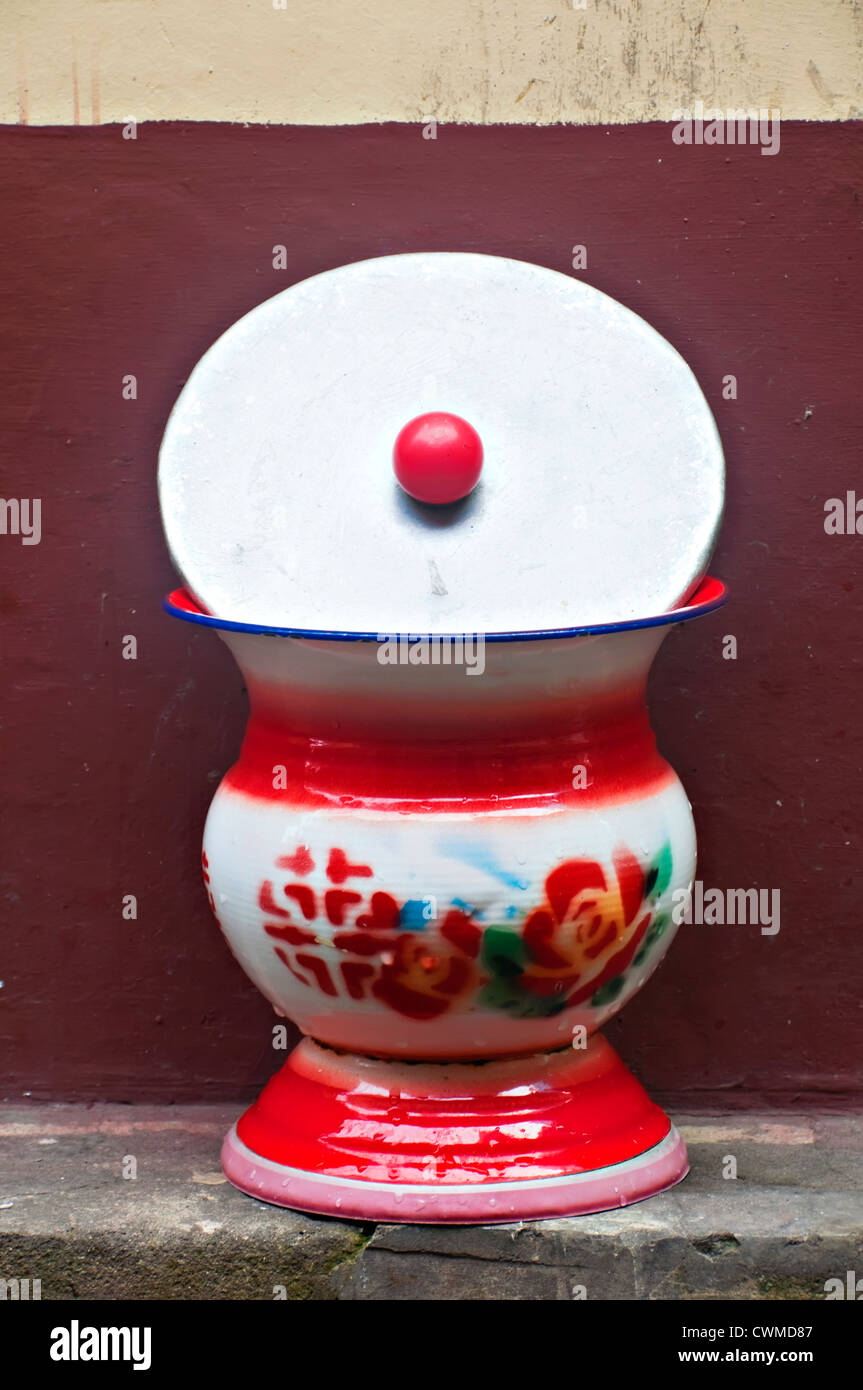 Red Chinese bowl with lid Stock Photo - Alamy