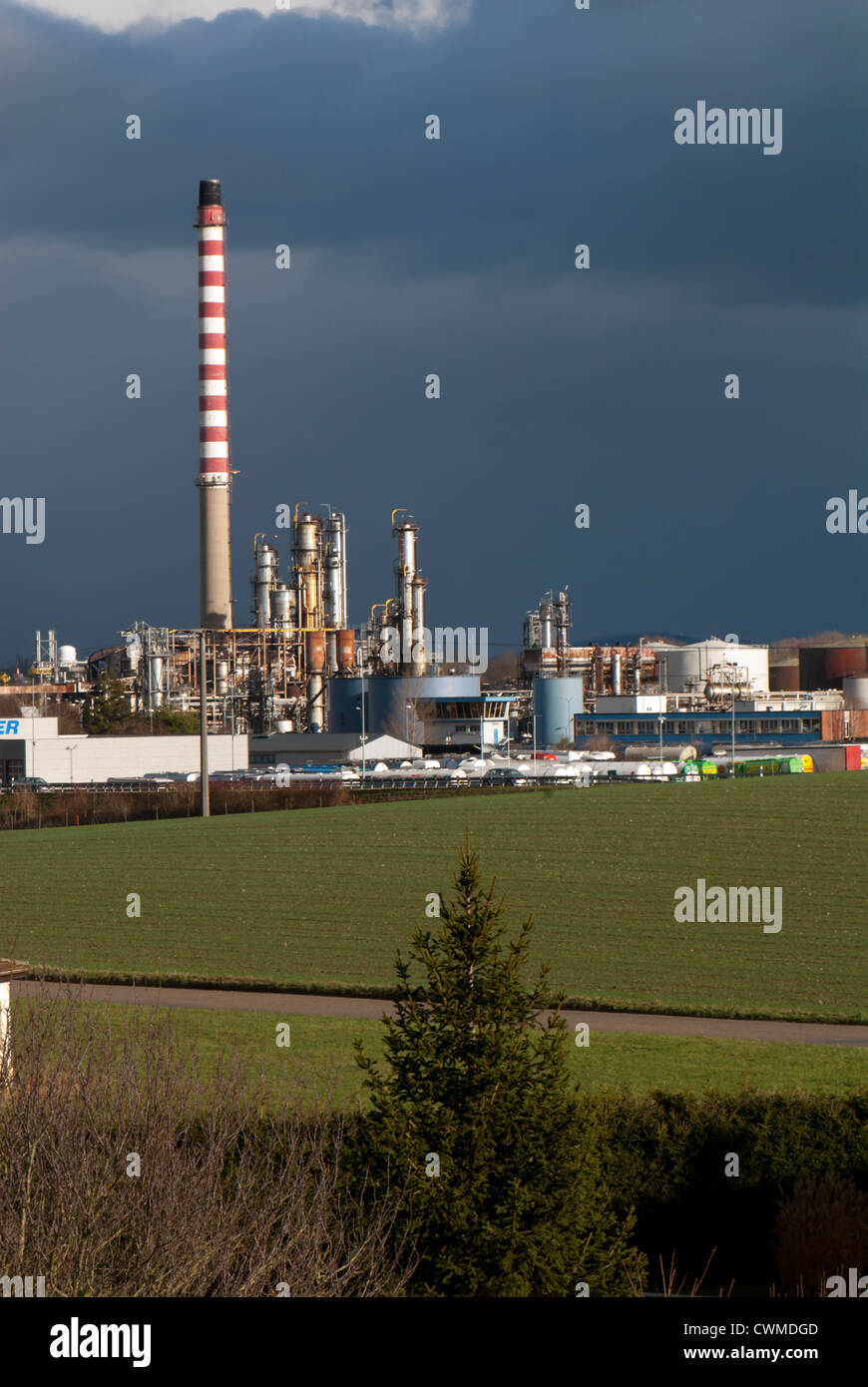 air pollution from fossil fuels, oil refinery cooling tower Stock Photo ...