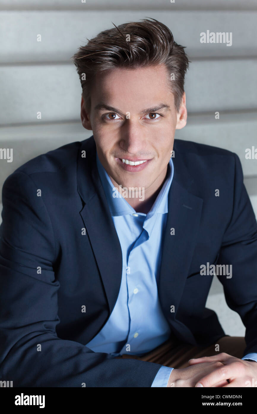 Germany, North-Rhine-Westphalica, Duesseldorf, Young businessman ...