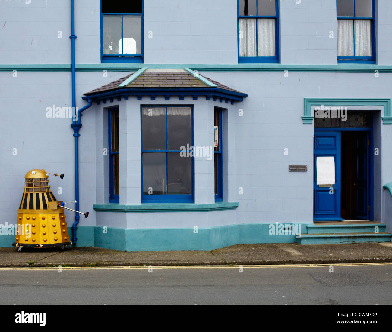 Dalek outside house with step Stock Photo - Alamy