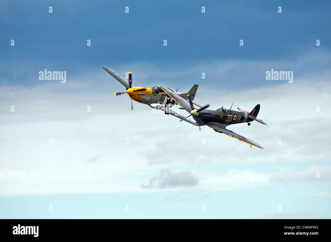 Spitfire and P51 Mustang flying a closer formation Stock Photo - Alamy