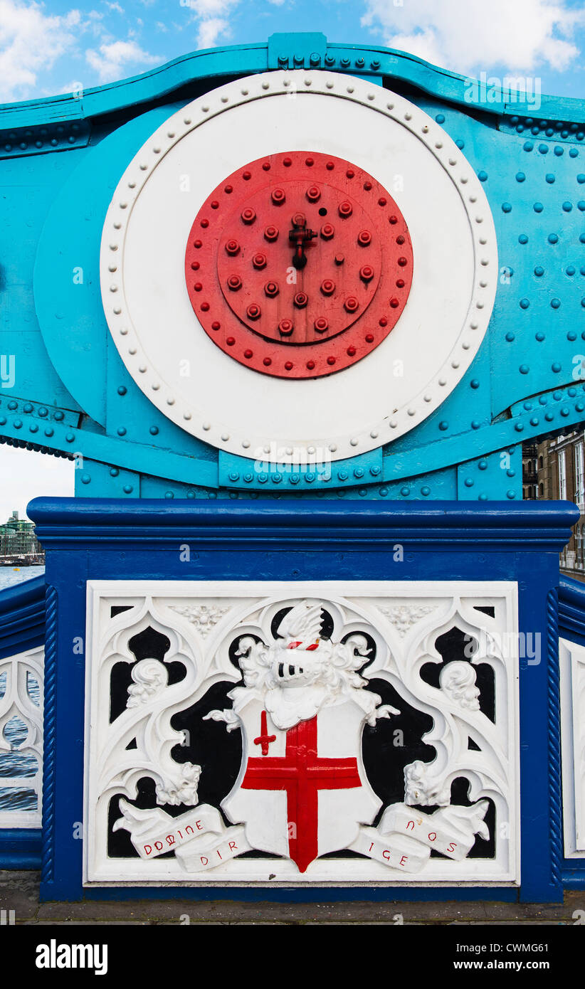UK, London, Tower Bridge crest Stock Photo - Alamy