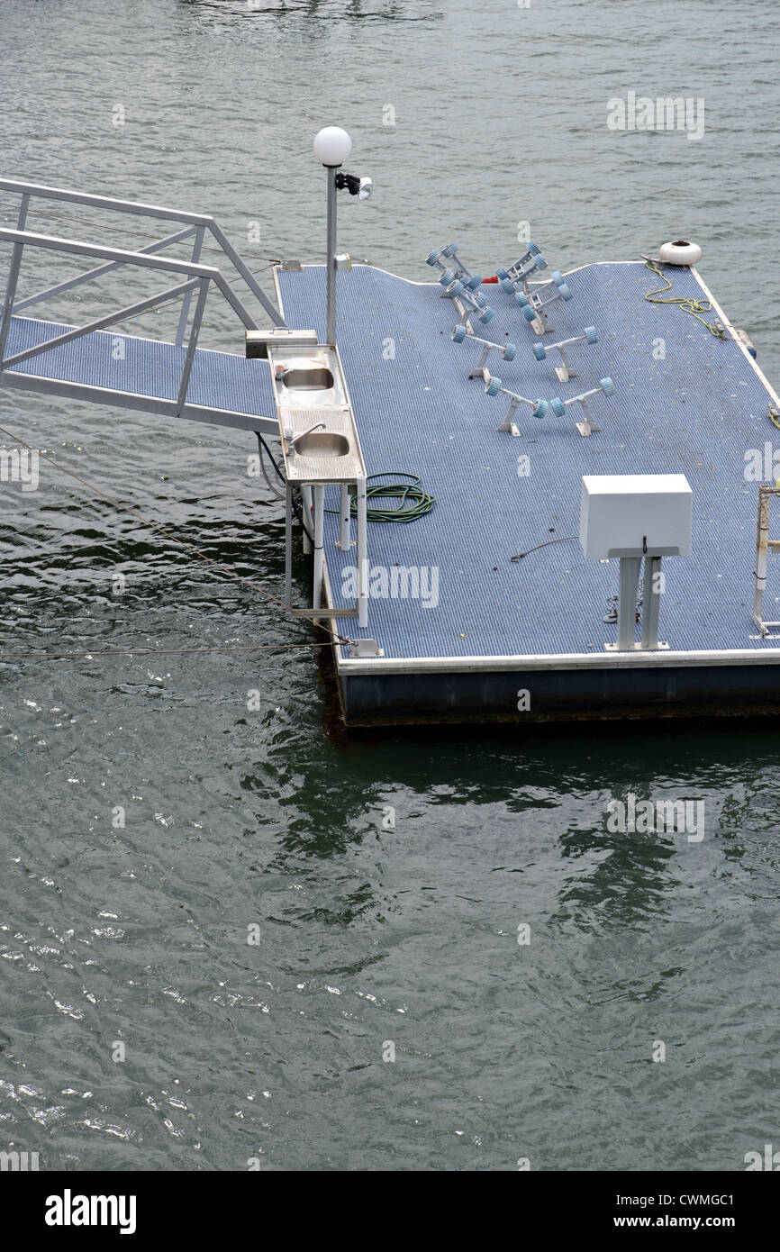 Waterfront pontoon hi-res stock photography and images - Alamy