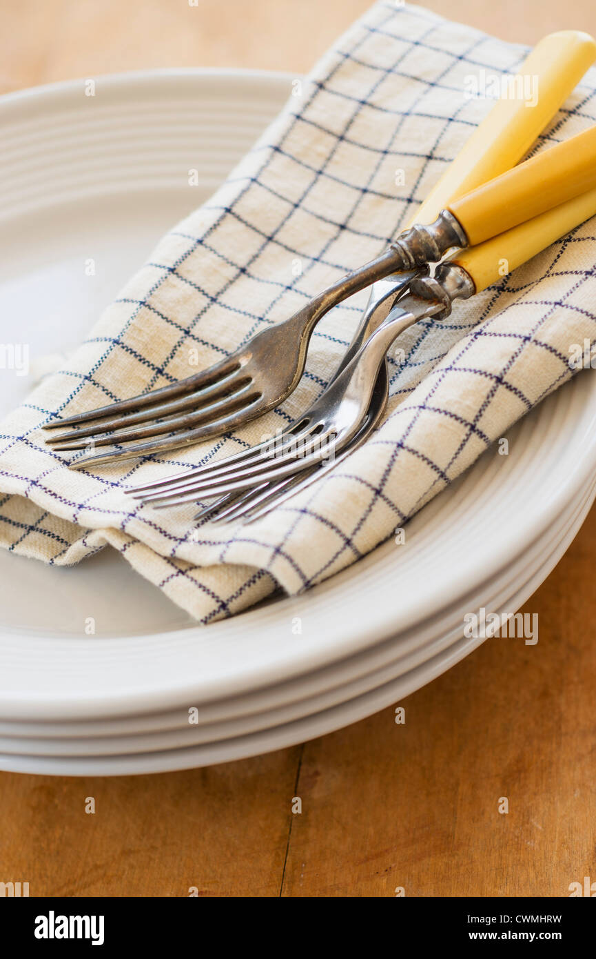 Forks, napkin and plates Stock Photo - Alamy
