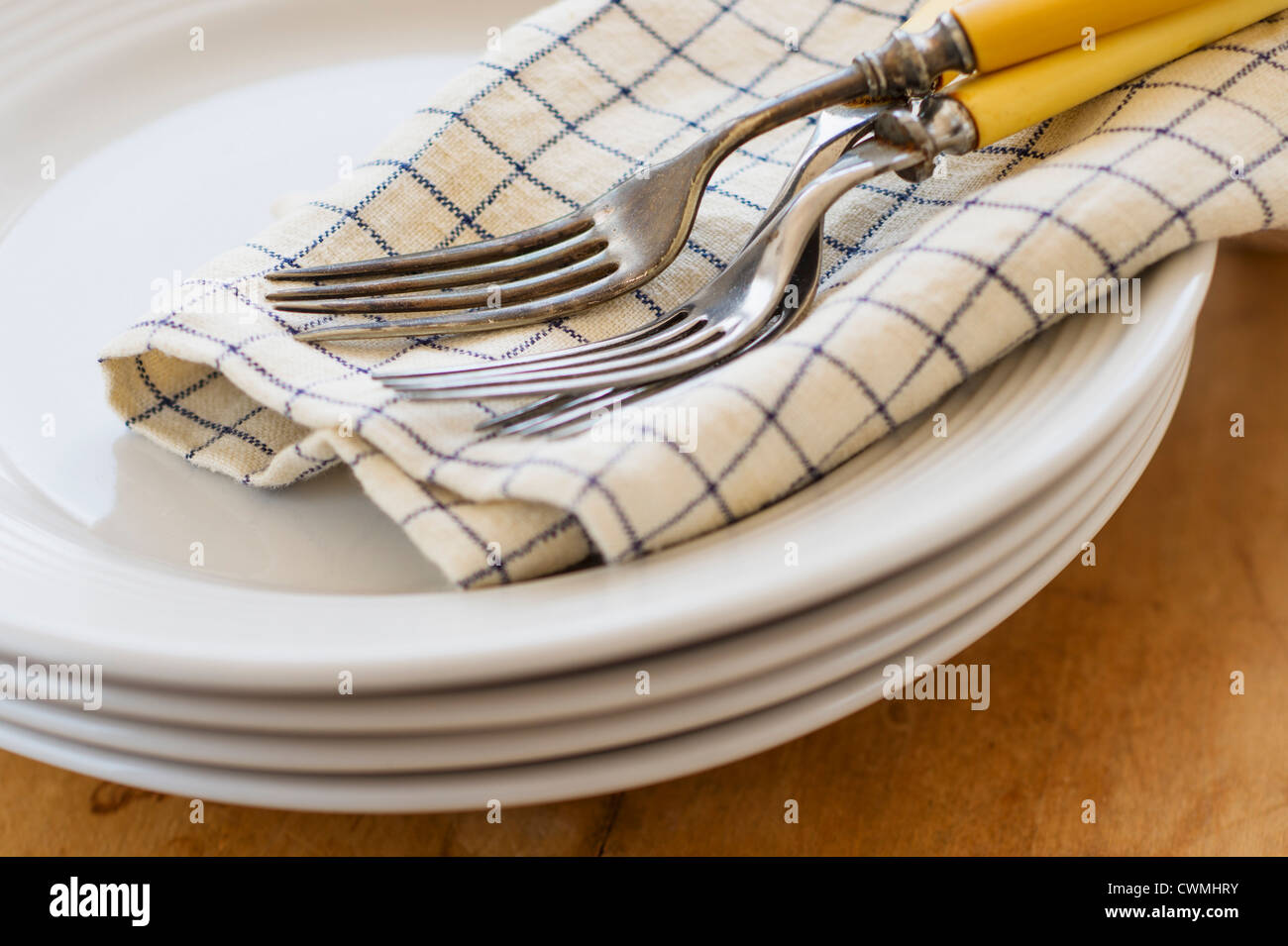 Forks, napkin and plates Stock Photo - Alamy