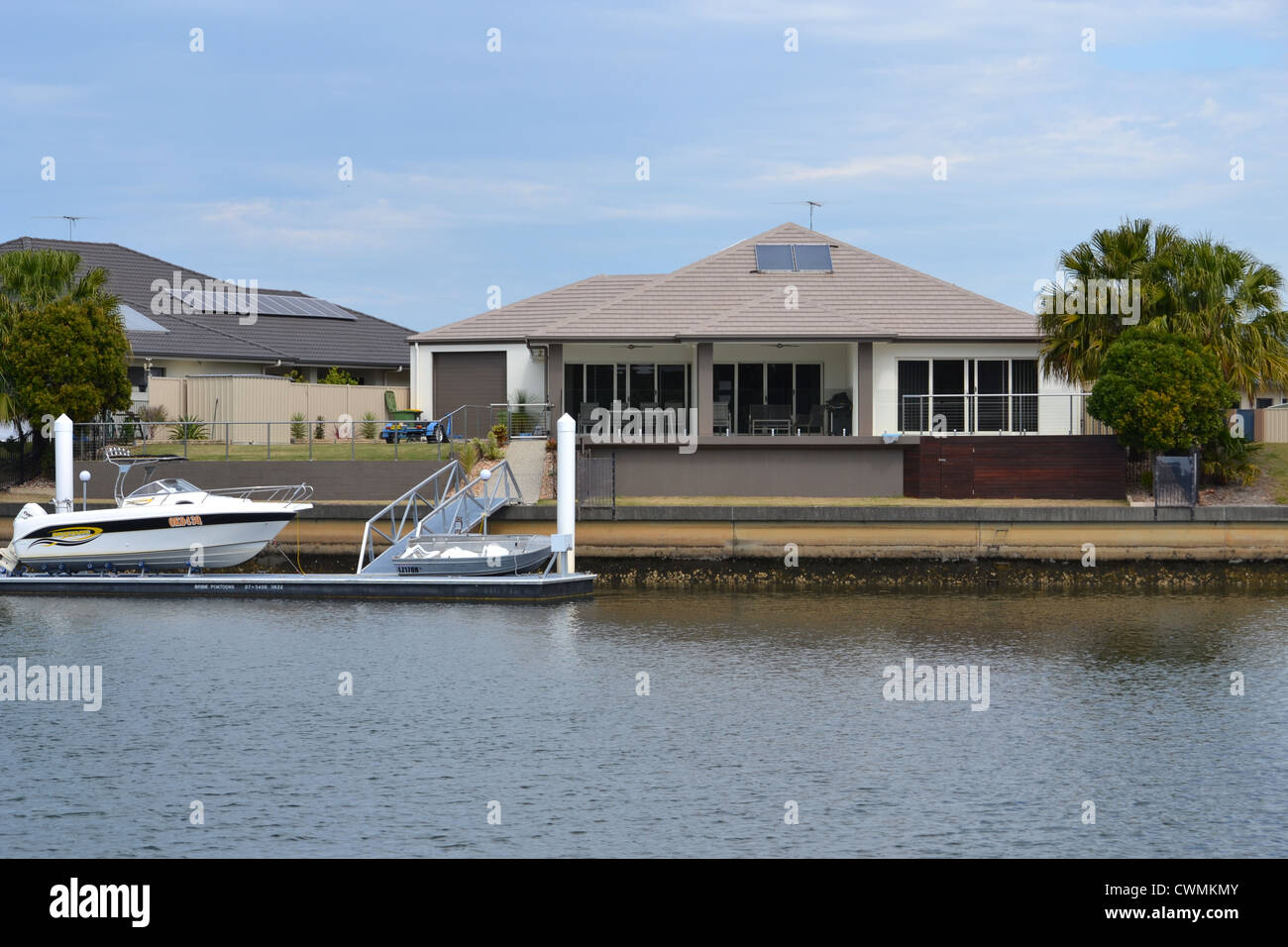 Home on canal hi-res stock photography and images - Alamy