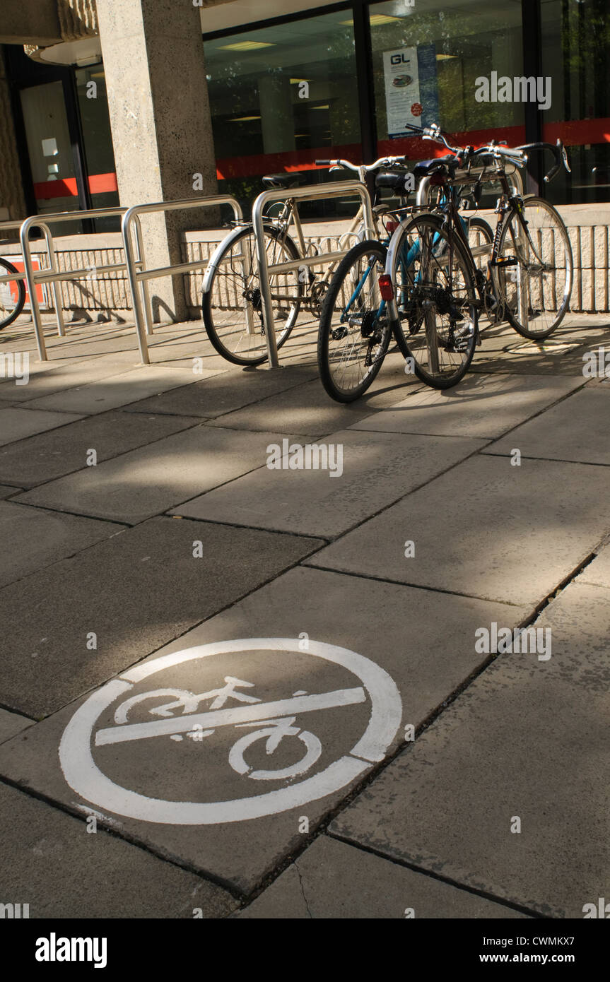 Cycle with no cycle sign hi-res stock photography and images - Alamy