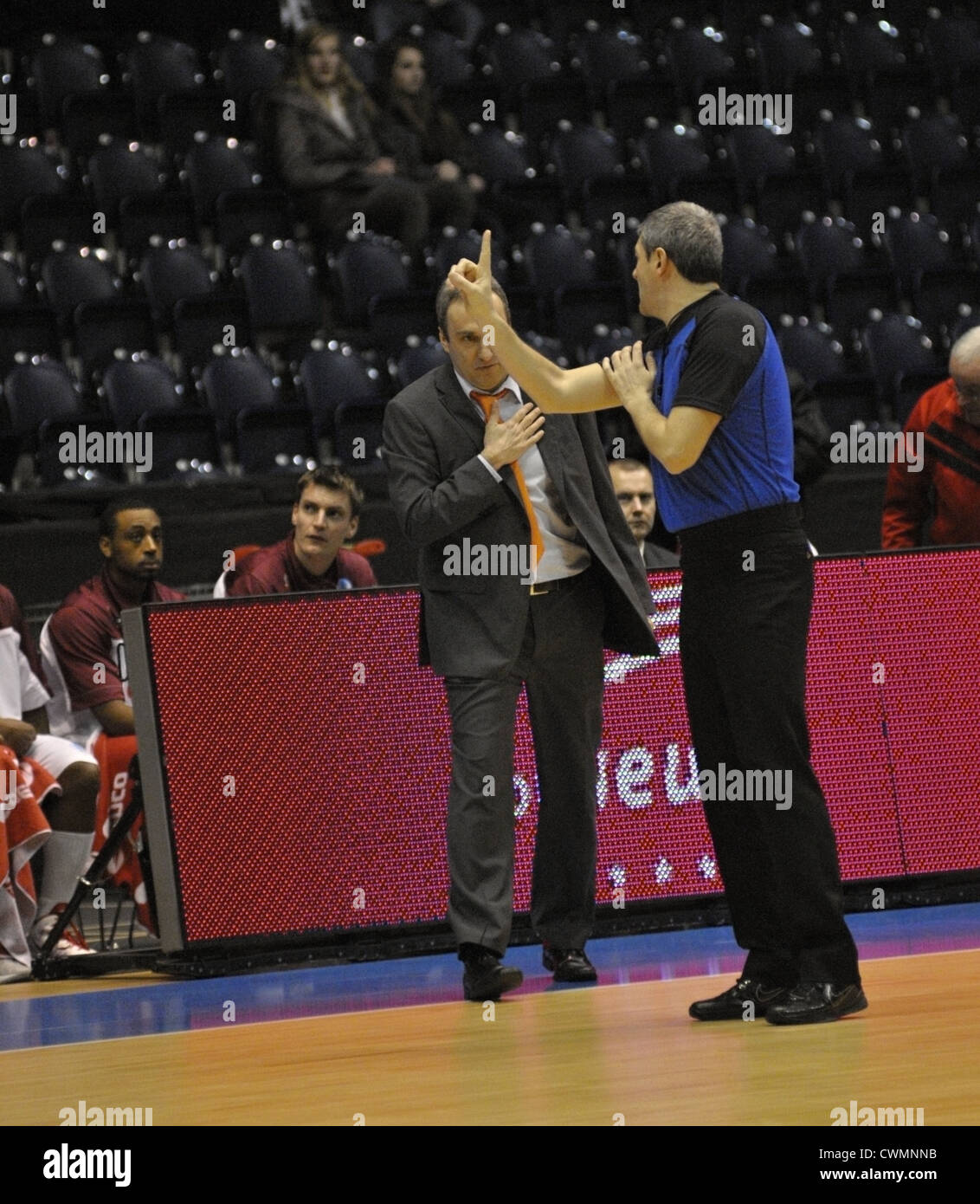 Basketball time out referee hi-res stock photography and images - Alamy