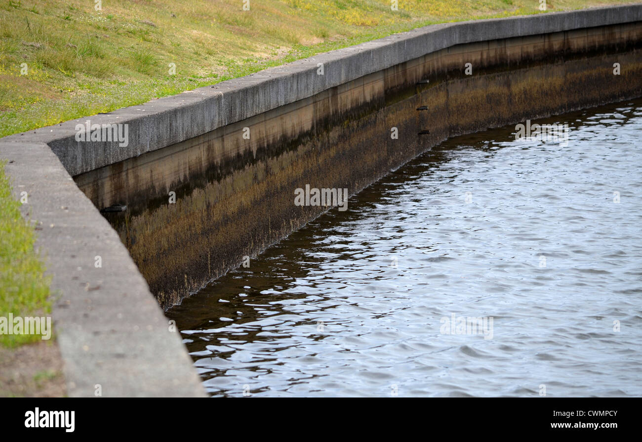 Concrete canal wall hi-res stock photography and images - Alamy