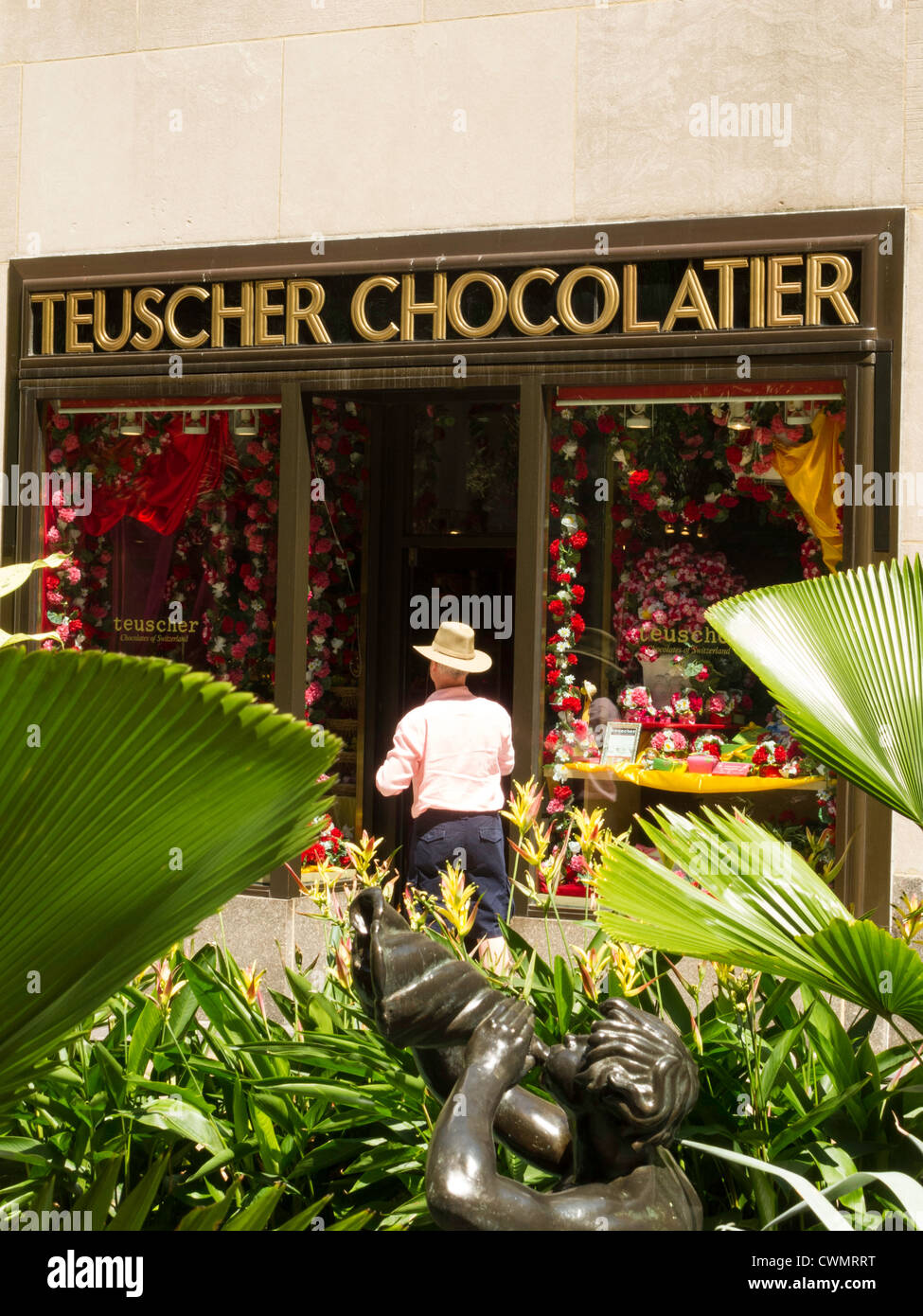 Teuscher Chocolatier in Rockefeller Center Channel Gardens, NYC Stock ...