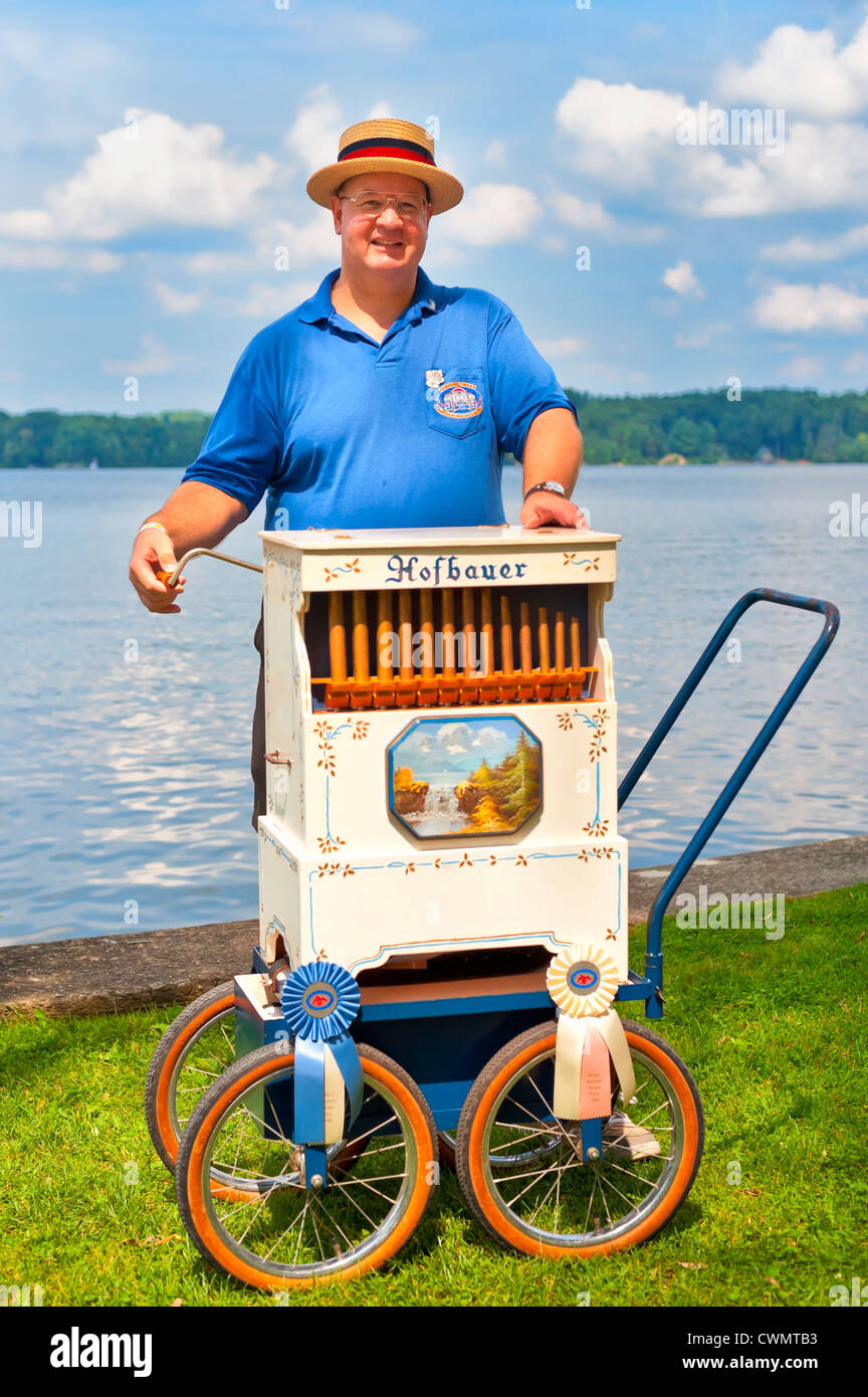 Organ grinder hi-res stock photography and images - Alamy
