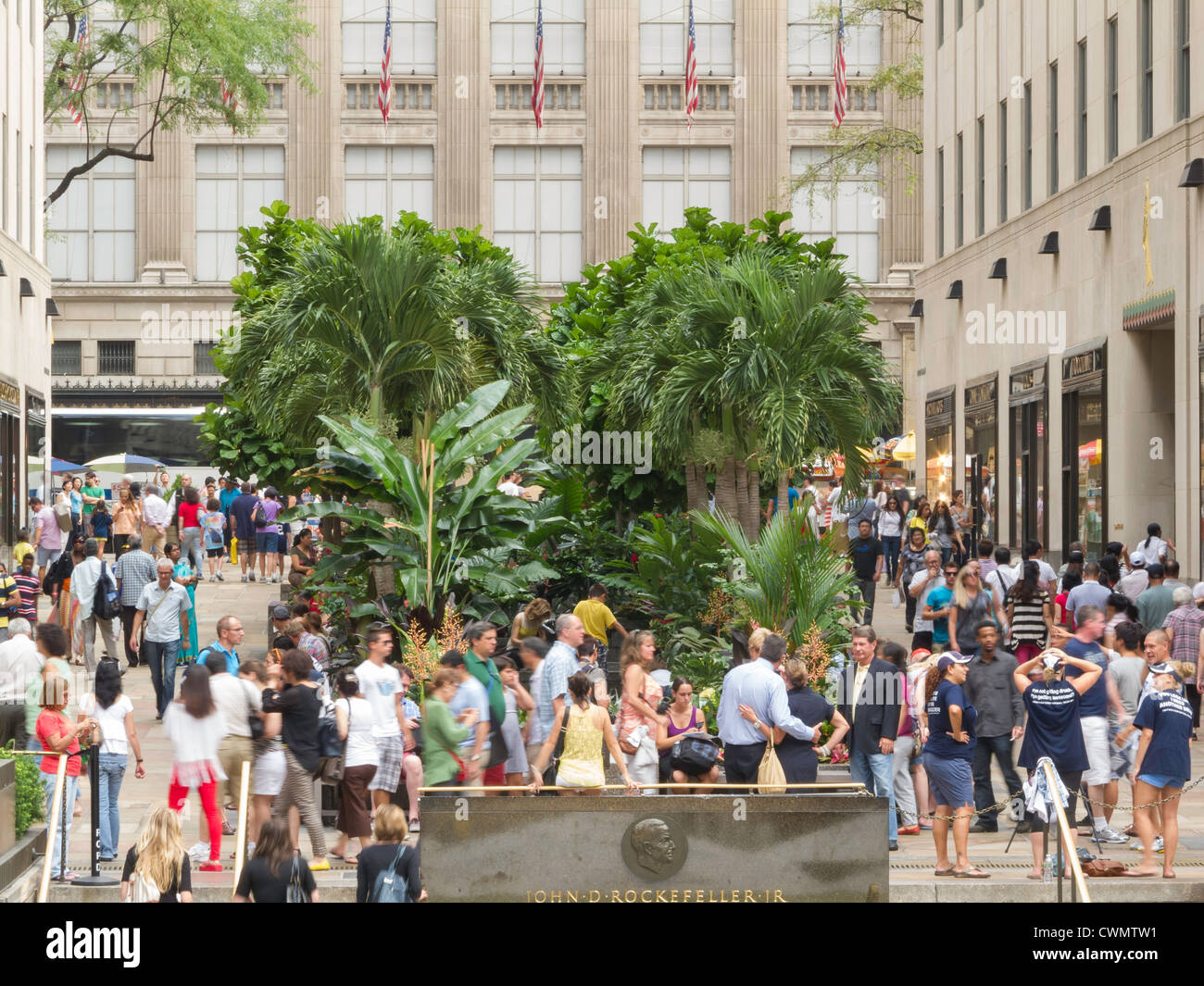 Crowds at Channel Gardens, Rockefeller Center, NYC Stock Photo - Alamy