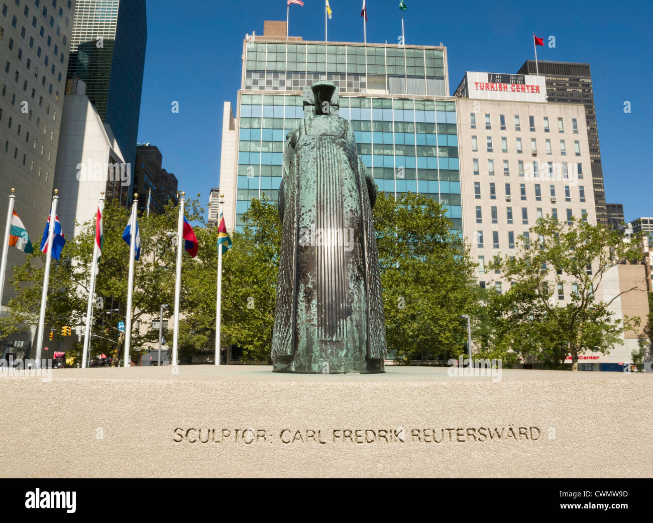 Knotted Gun, called Non-Violence Sculpture, United Nations Headquarters ...