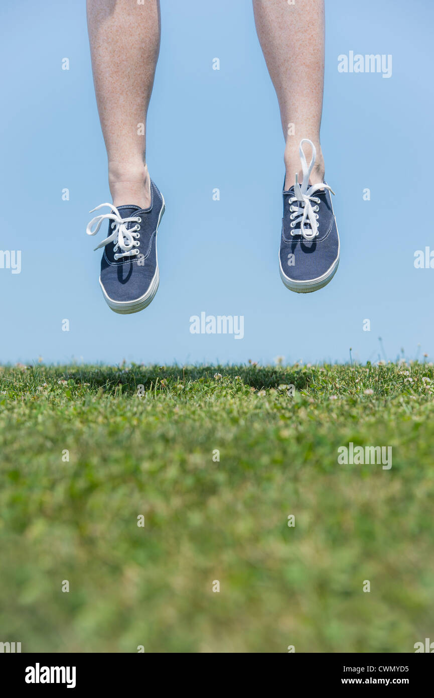 One leg jumping hi-res stock photography and images - Alamy