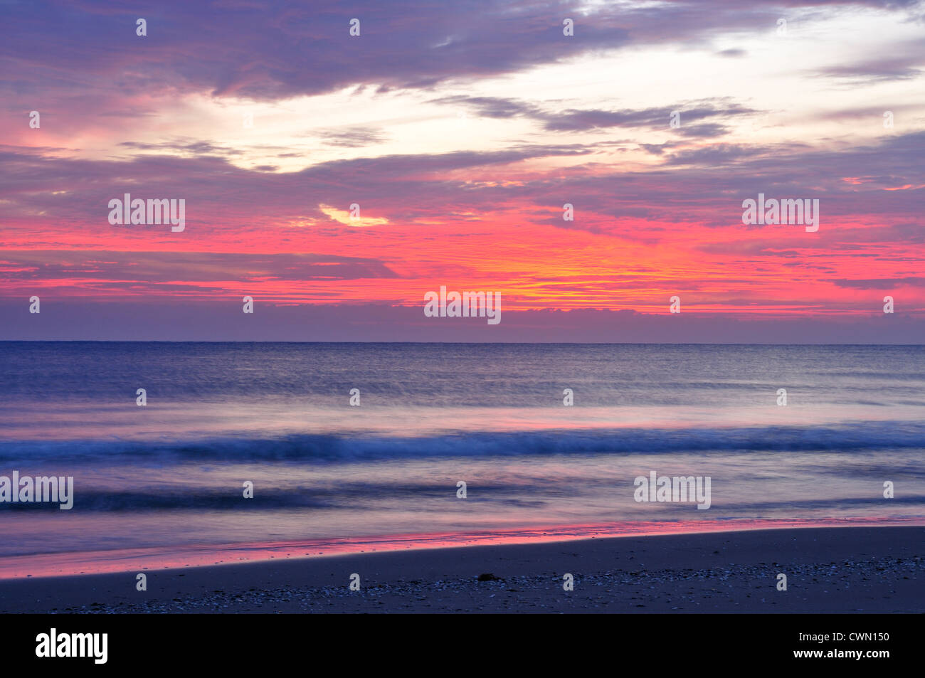 Atmospheric sunrise above sea waves hi-res stock photography and images ...