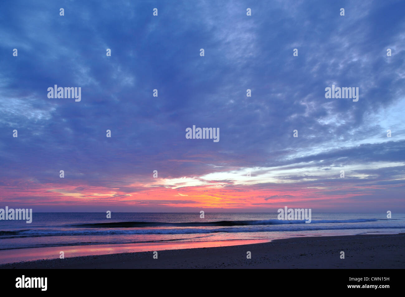 Atmospheric sunrise above sea waves hi-res stock photography and images ...