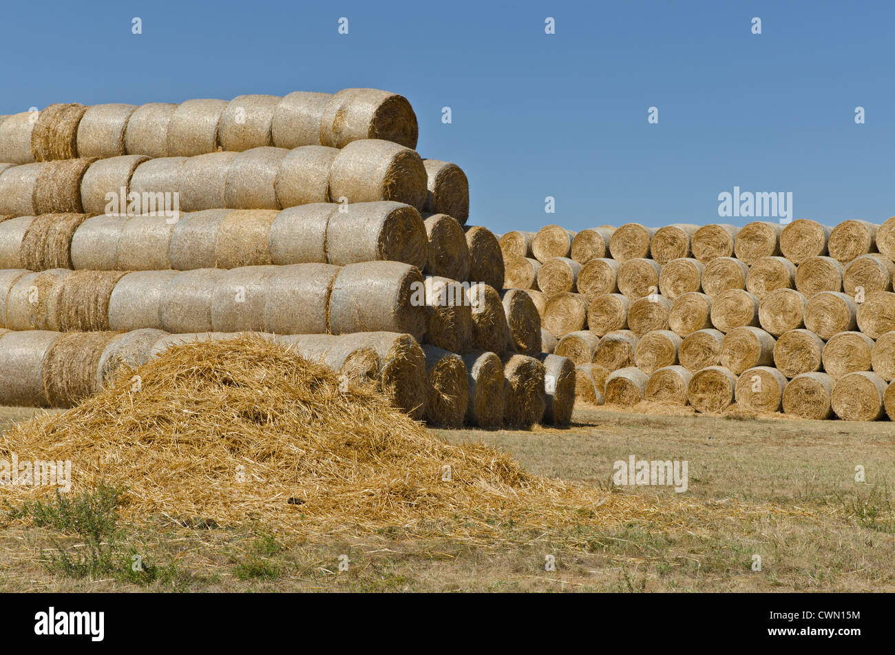 Straw bale stacks hi-res stock photography and images - Alamy