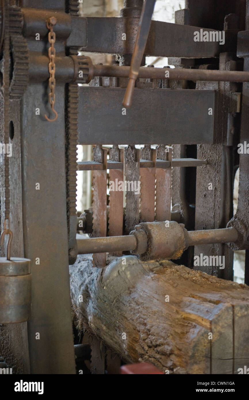 Saw mill cutting hi-res stock photography and images - Alamy